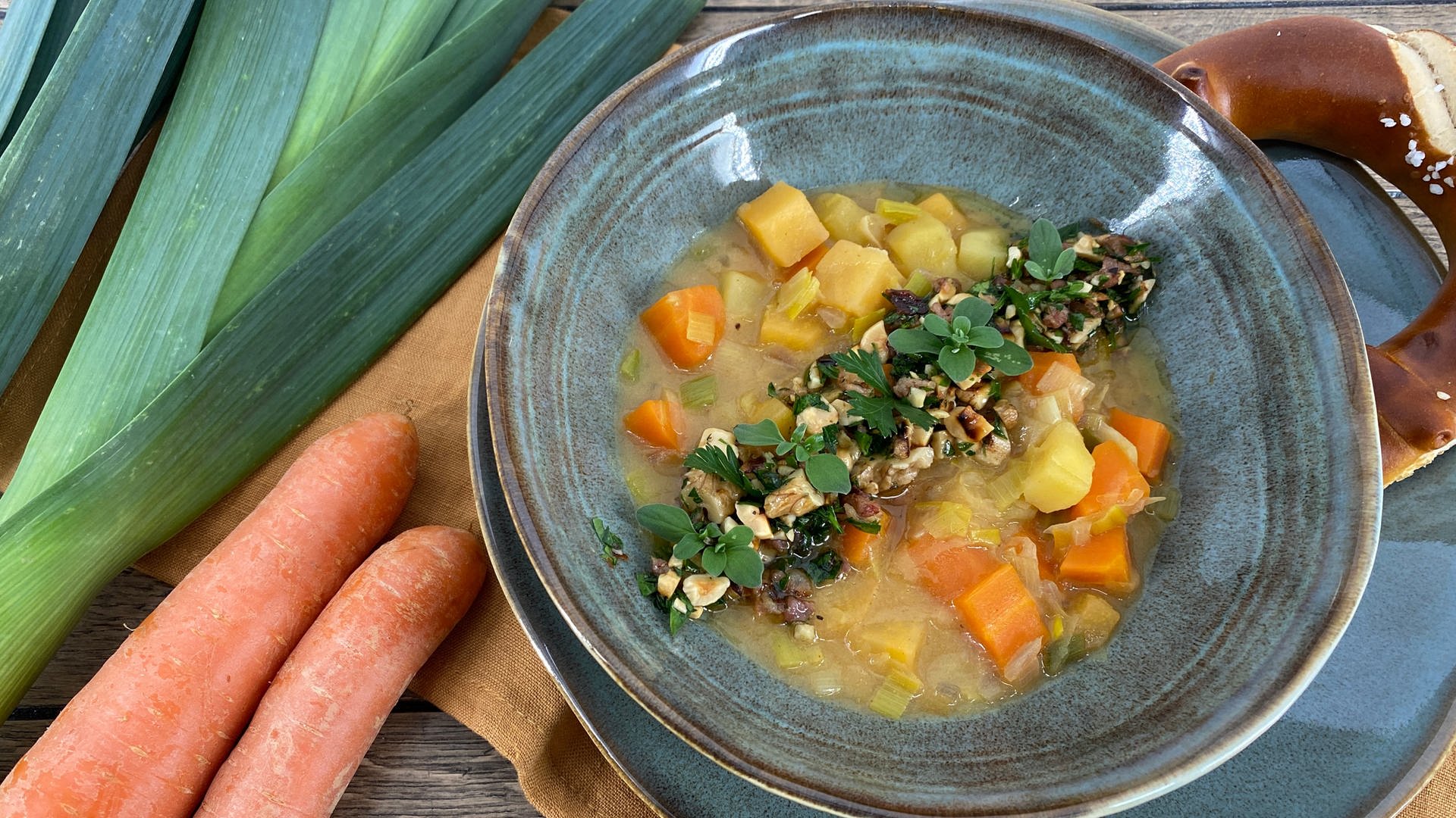 Kaffee oder Tee: Rezept: Karotten-Steckrüben-Eintopf | ARD Mediathek
