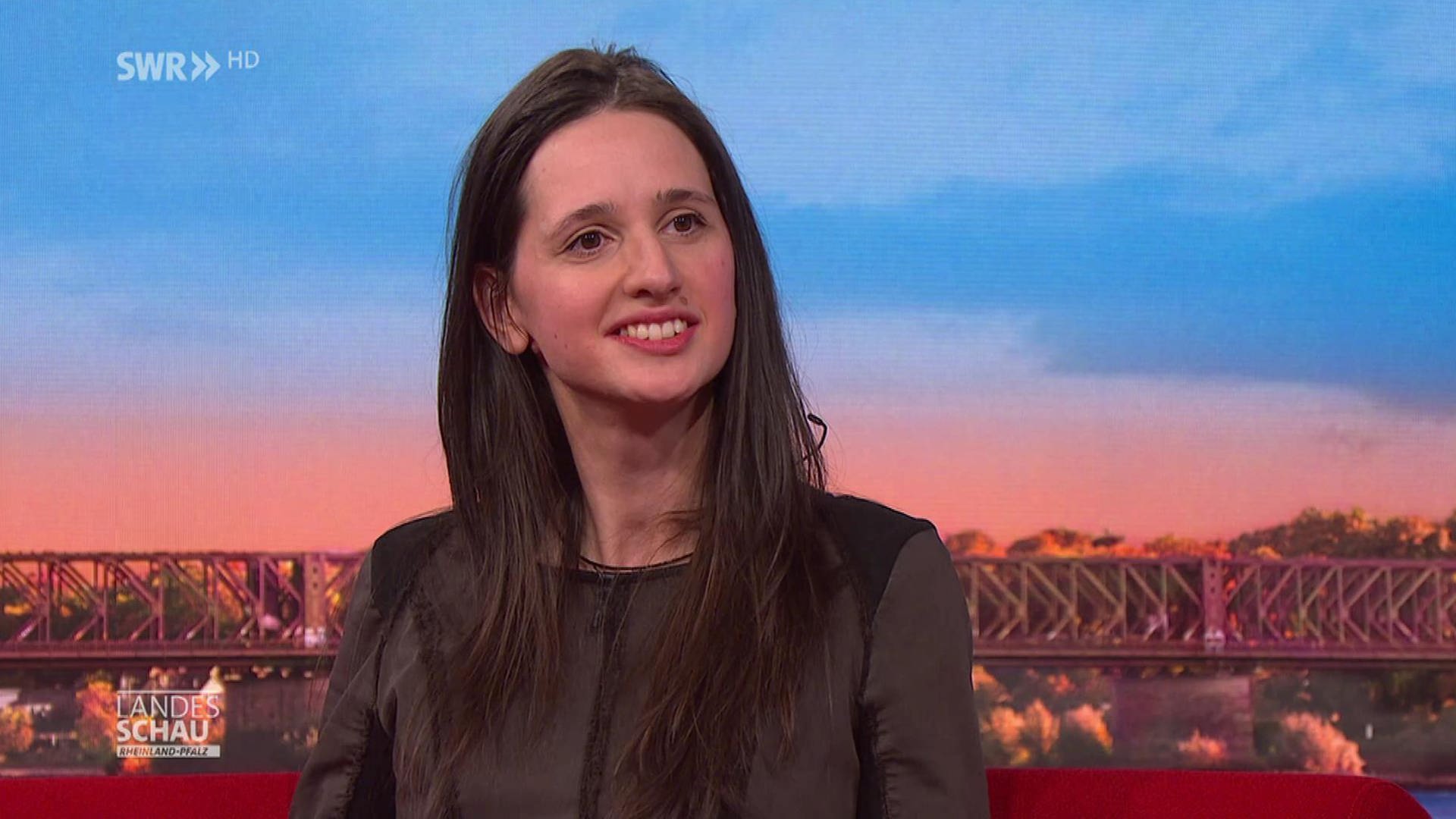 Landesschau Rheinland-Pfalz: Ann Kathrin Asts Debütroman blickt hinter ...