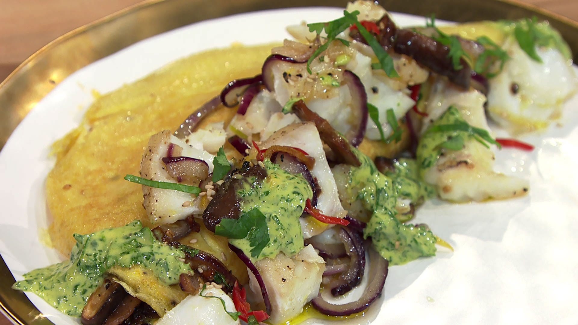 ARD-Buffet: Rezept: Ofenkabeljau mit Pilz-Zwiebel-Omelett | ARD Mediathek