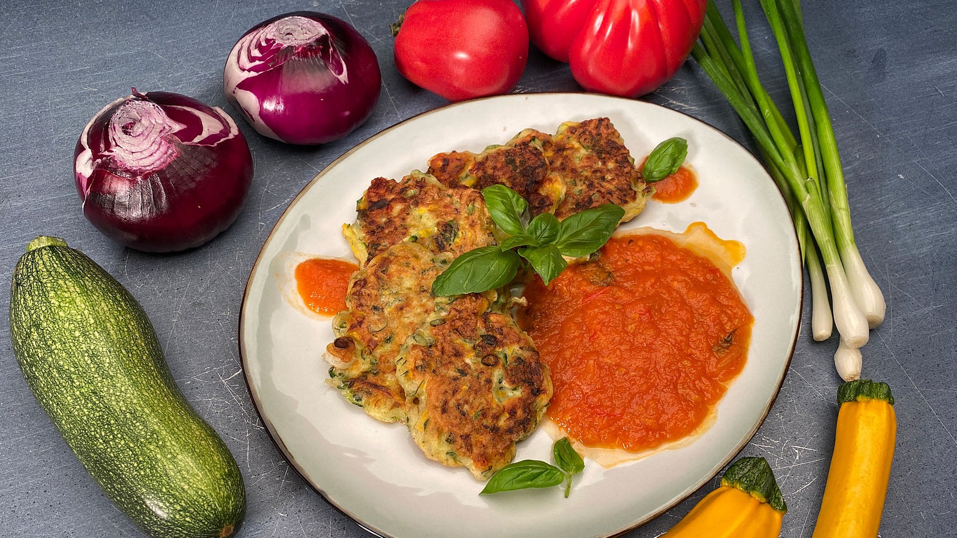 Kaffee oder Tee: Rezept: Zucchini-Küchlein mit Tomatensoße | ARD Mediathek Kaffee oder Tee: Rezept: Zucchini-Küchlein mit Tomatensoße | ARD Mediathek