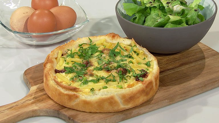 ARD-Buffet: Rezept: Makkaroni-Quiche mit Endiviensalat | ARD Mediathek