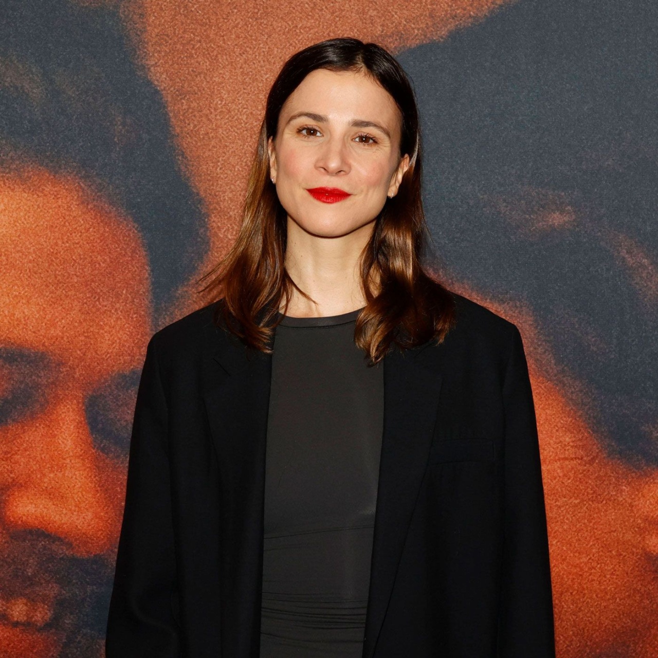 Kultur · "Falling into Place": Aylin Tezel wechselt hinter die Kamera ...