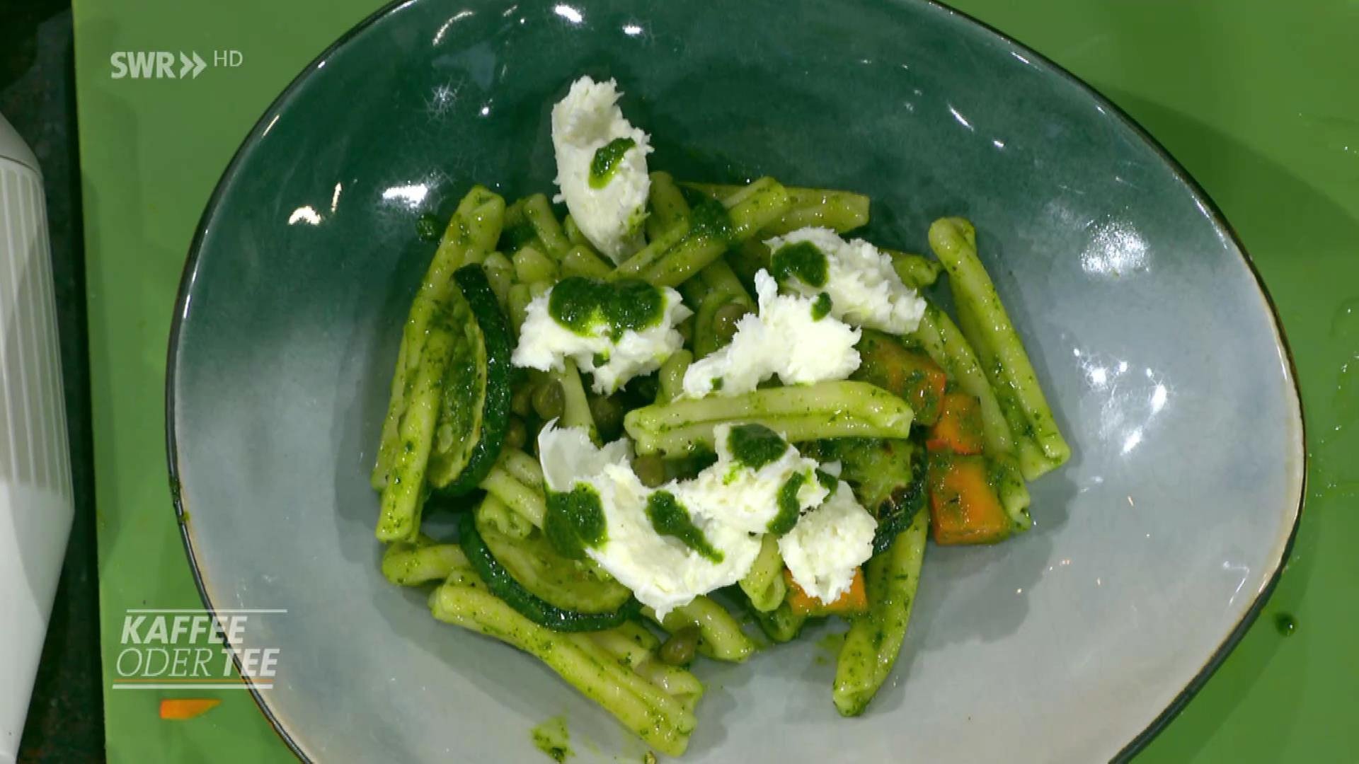 Kaffee oder Tee: Rezept: Nudelsalat mit Zucchini und Kürbis | ARD Mediathek Kaffee oder Tee: Rezept: Nudelsalat mit Zucchini und Kürbis | ARD Mediathek