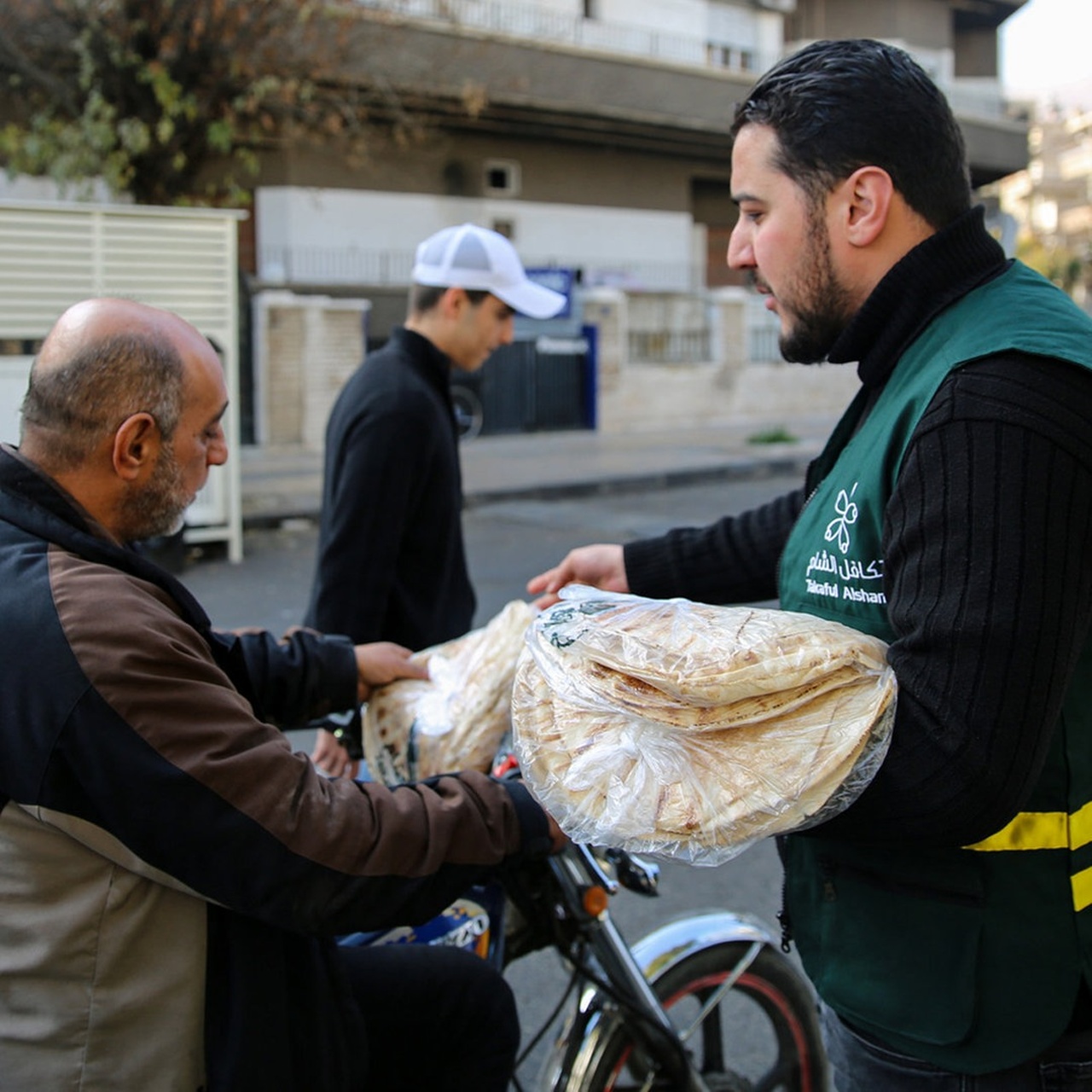 Aktuell · Schlange stehen für Brot - humanitäre Krise in Syrien ...