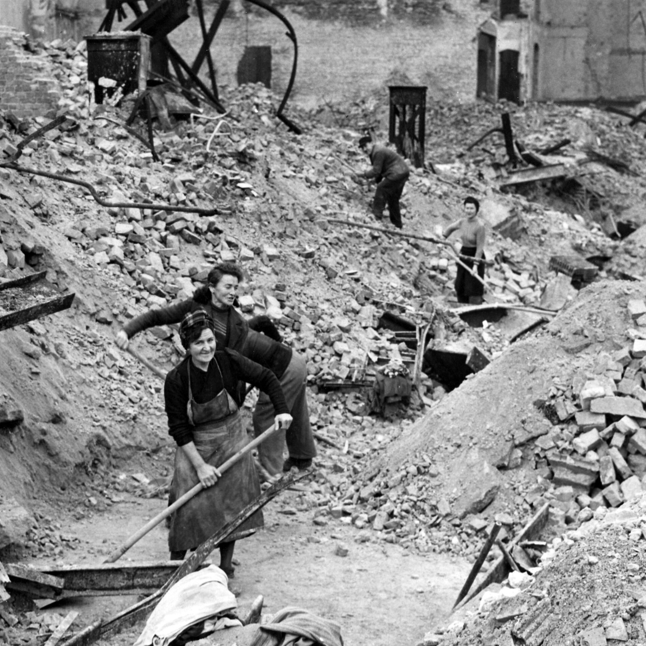 Archivradio - Geschichte im Original · Reportage über Trümmerfrauen in Berlin · Podcast in der ...