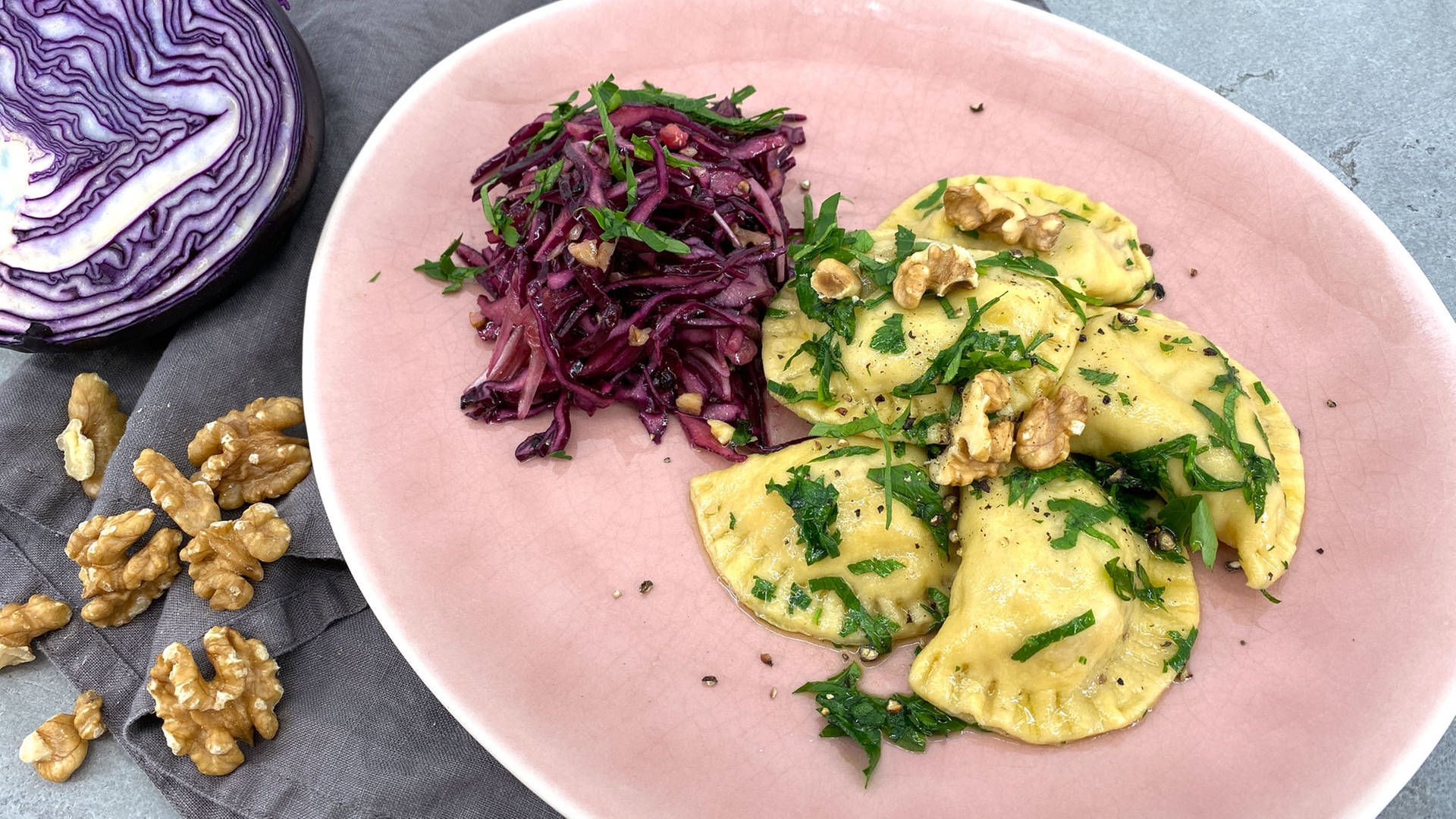 ARD-Buffet: Rezept: Walnussravioli mit Rotkohlsalat | ARD Mediathek