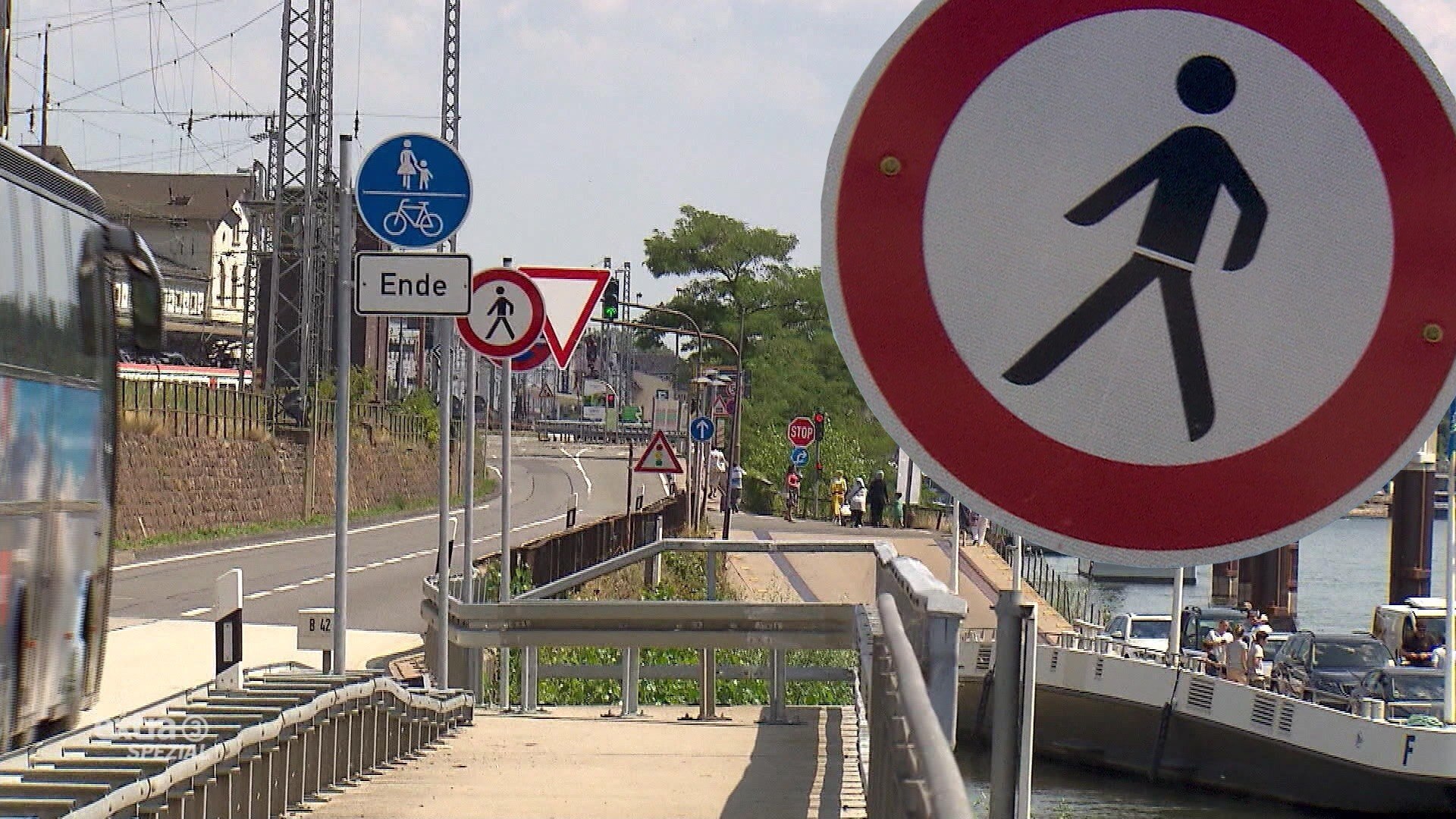 extra 3: Realer Irrsinn: Radweg ins Nichts in Hessen | ARD Mediathek extra 3: Realer Irrsinn: Radweg ins Nichts in Hessen | ARD Mediathek