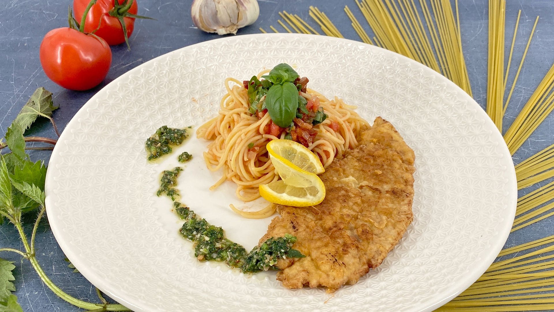 ARD-Buffet: Rezept: Schnitzel in Ei-Hülle mit Tomatensauce | ARD Mediathek