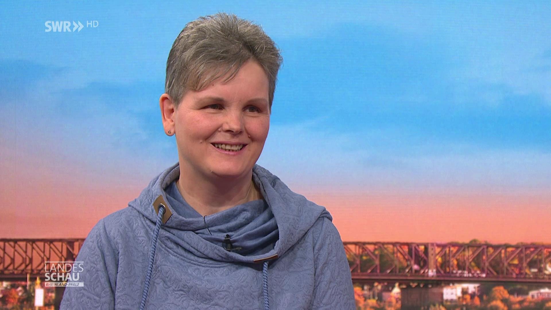 Landesschau Rheinland-Pfalz: Karin Krabbe strickt längsten Woll-Wurm ...