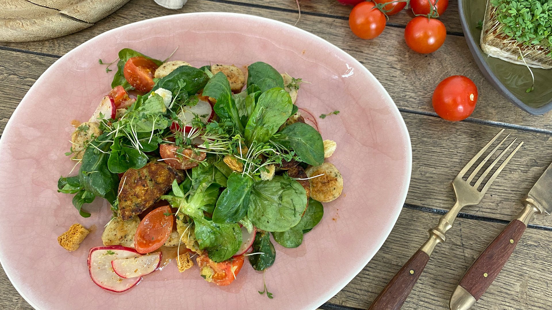 ARD-Buffet: Rezept: Weißwurst-Knödelsalat mit Radieschen | ARD Mediathek