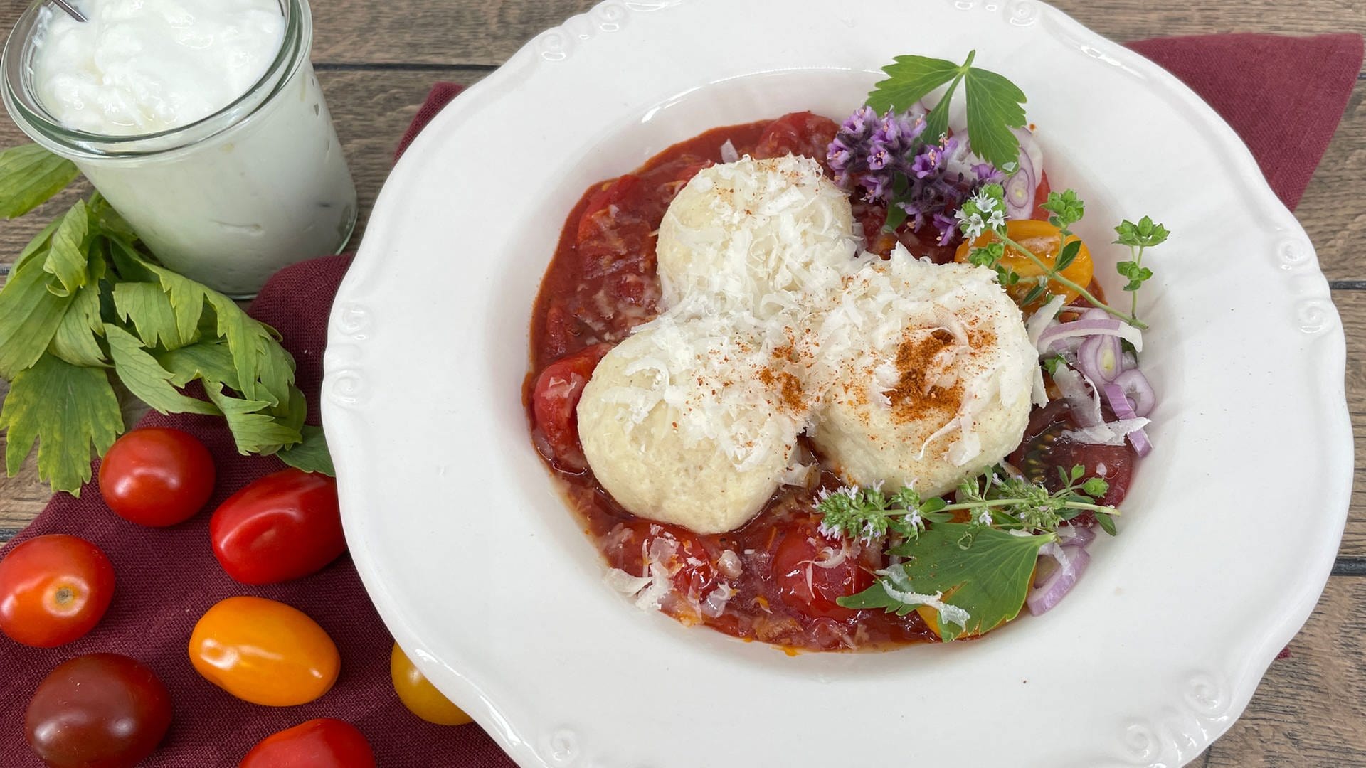 ARD-Buffet: Rezept: Quarkknödel mit Tomatensugo | ARD Mediathek