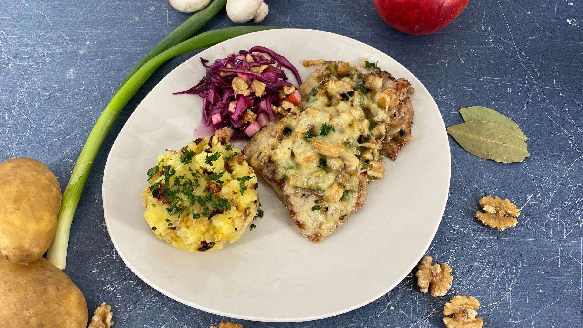 Kaffee oder Tee: Rezept: Überbackene Schnitzel mit Rotkohlsalat | ARD ... Kaffee oder Tee: Rezept: Überbackene Schnitzel mit Rotkohlsalat | ARD ...