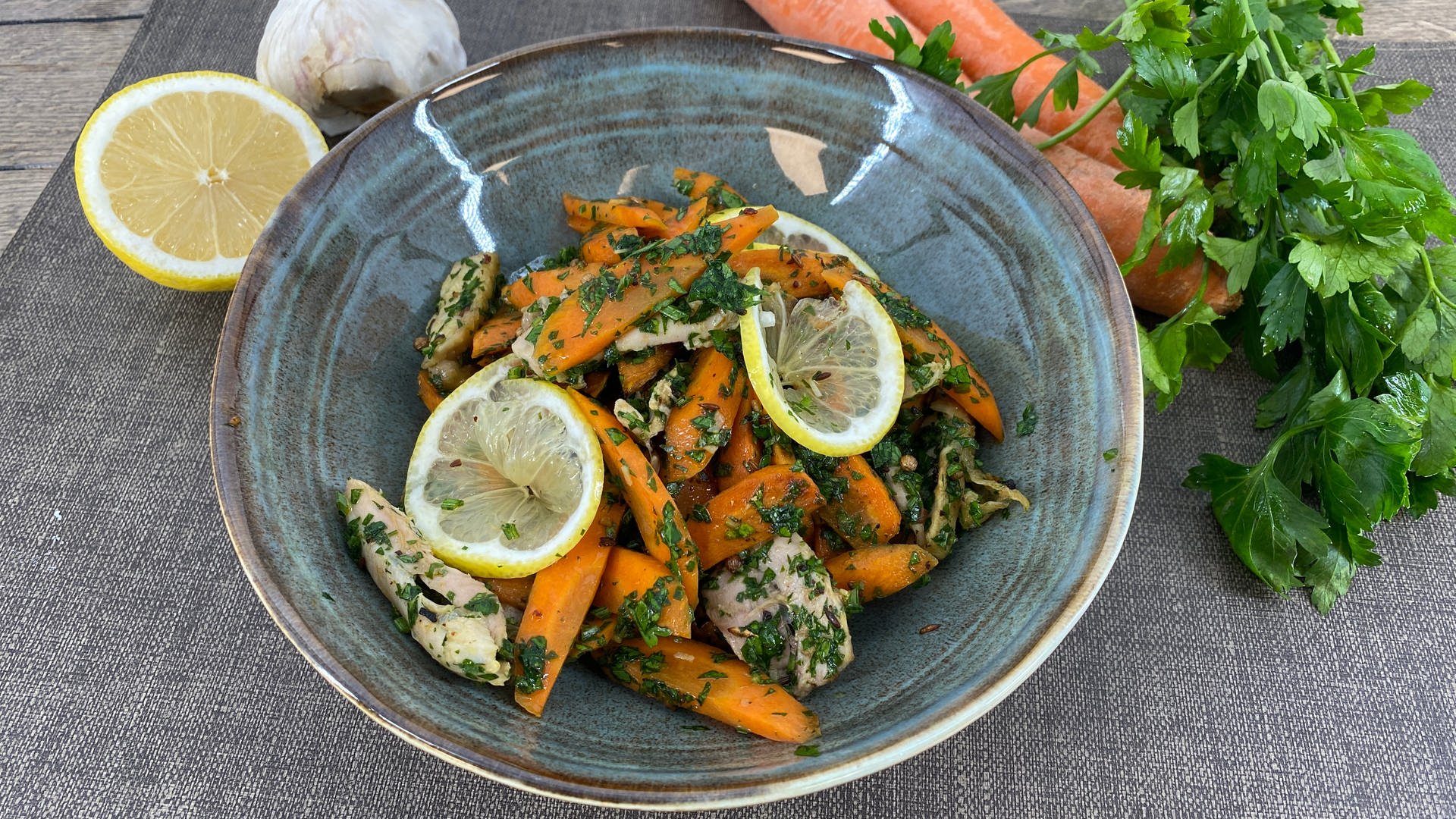 Kaffee oder Tee: Rezept: Hühnchensalat mit Karotten | ARD Mediathek