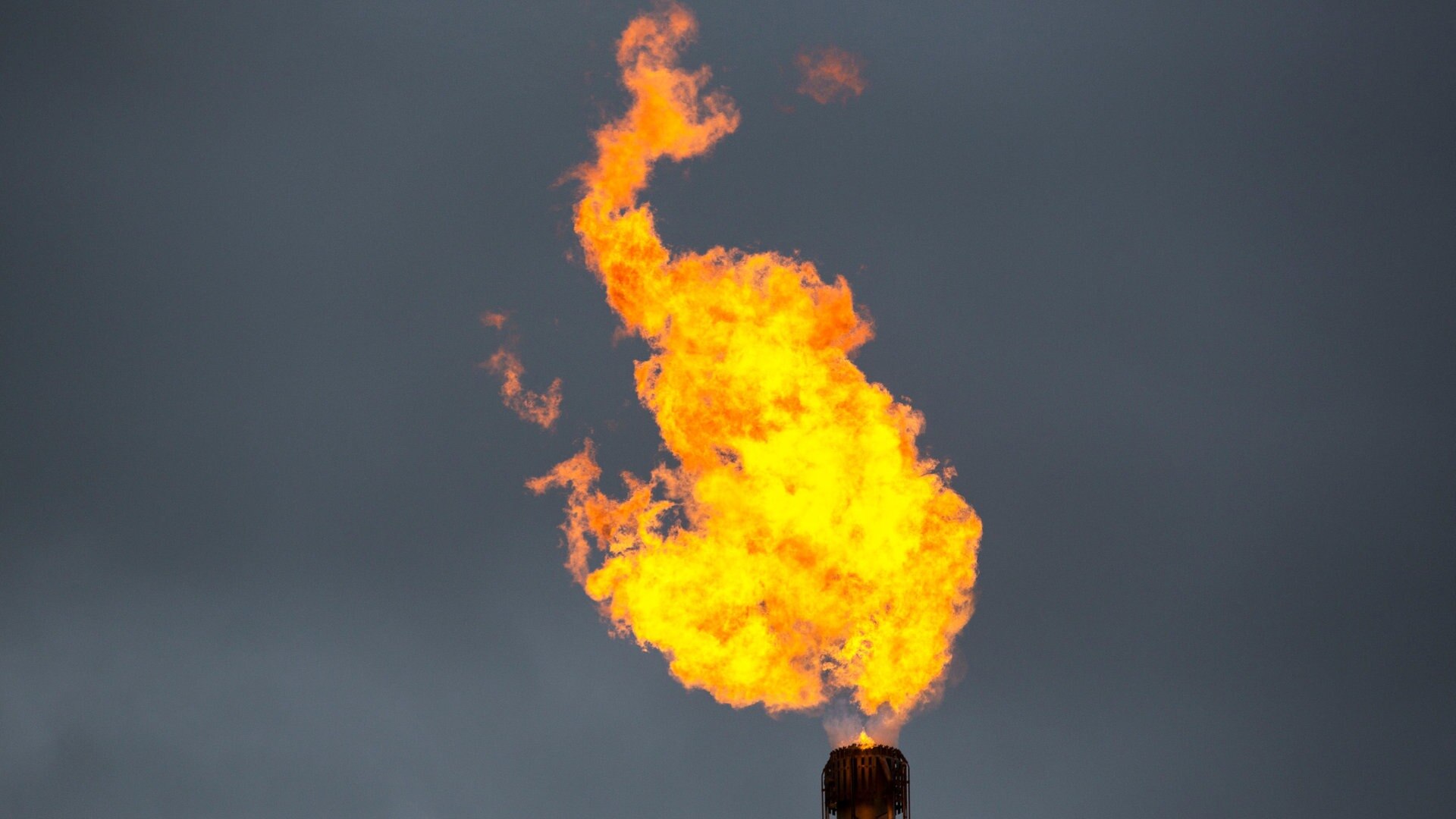 Monitor: Verschwendetes Gas: Methan aus der Ölförderung | ARD Mediathek