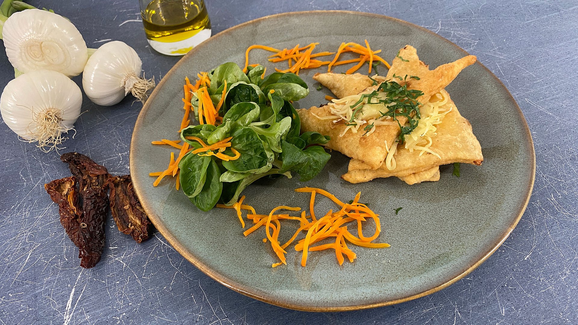 Kaffee oder Tee: Rezept: Flammkuchentaschen mit Lauchzwiebeln und Gouda ... Kaffee oder Tee: Rezept: Flammkuchentaschen mit Lauchzwiebeln und Gouda ...