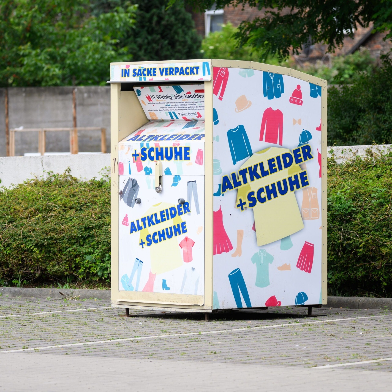 SWR Aktuell im Gespräch · Neue Regeln für Altkleider: Das ist ab 2025 verboten · Podcast in der ...