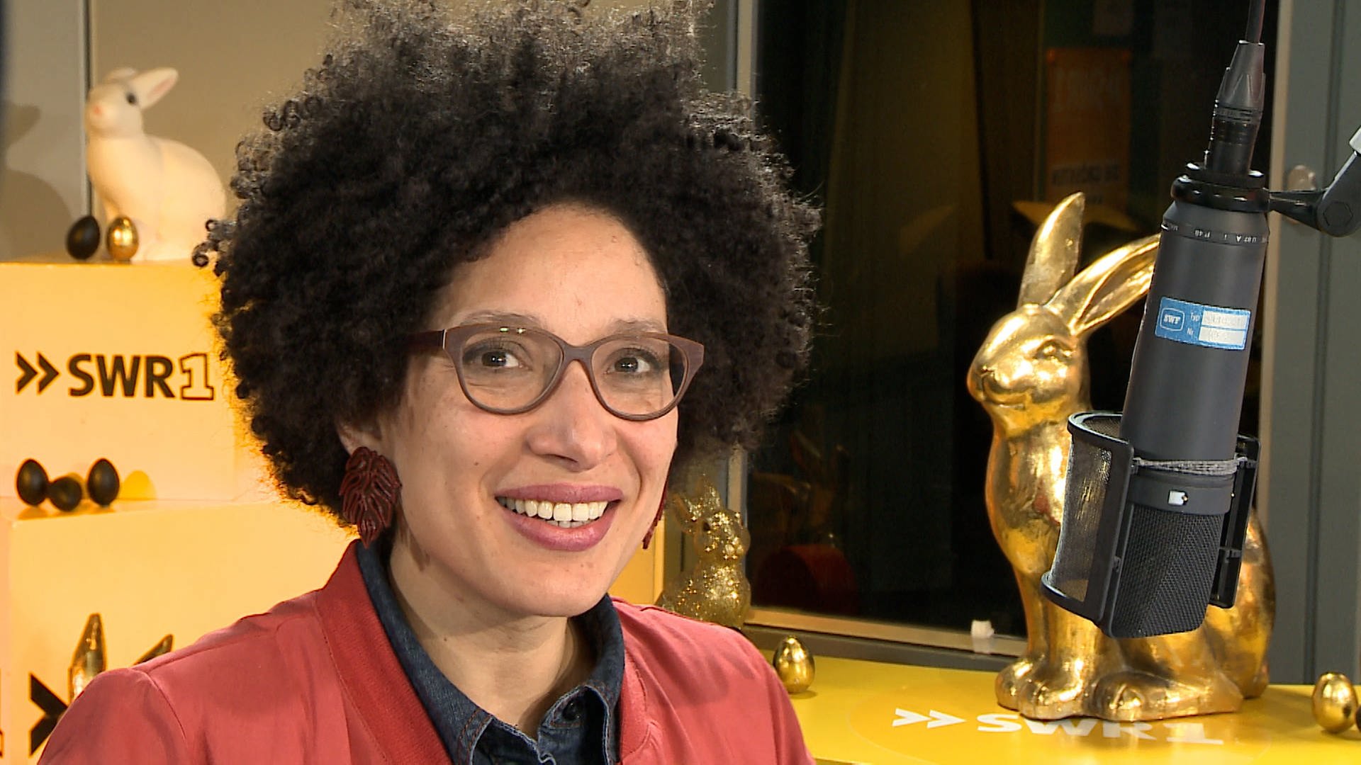 SWR1 Leute: Kenza Ait Si Abbou | KI-Expertin | Beziehungsratgeberin für ...