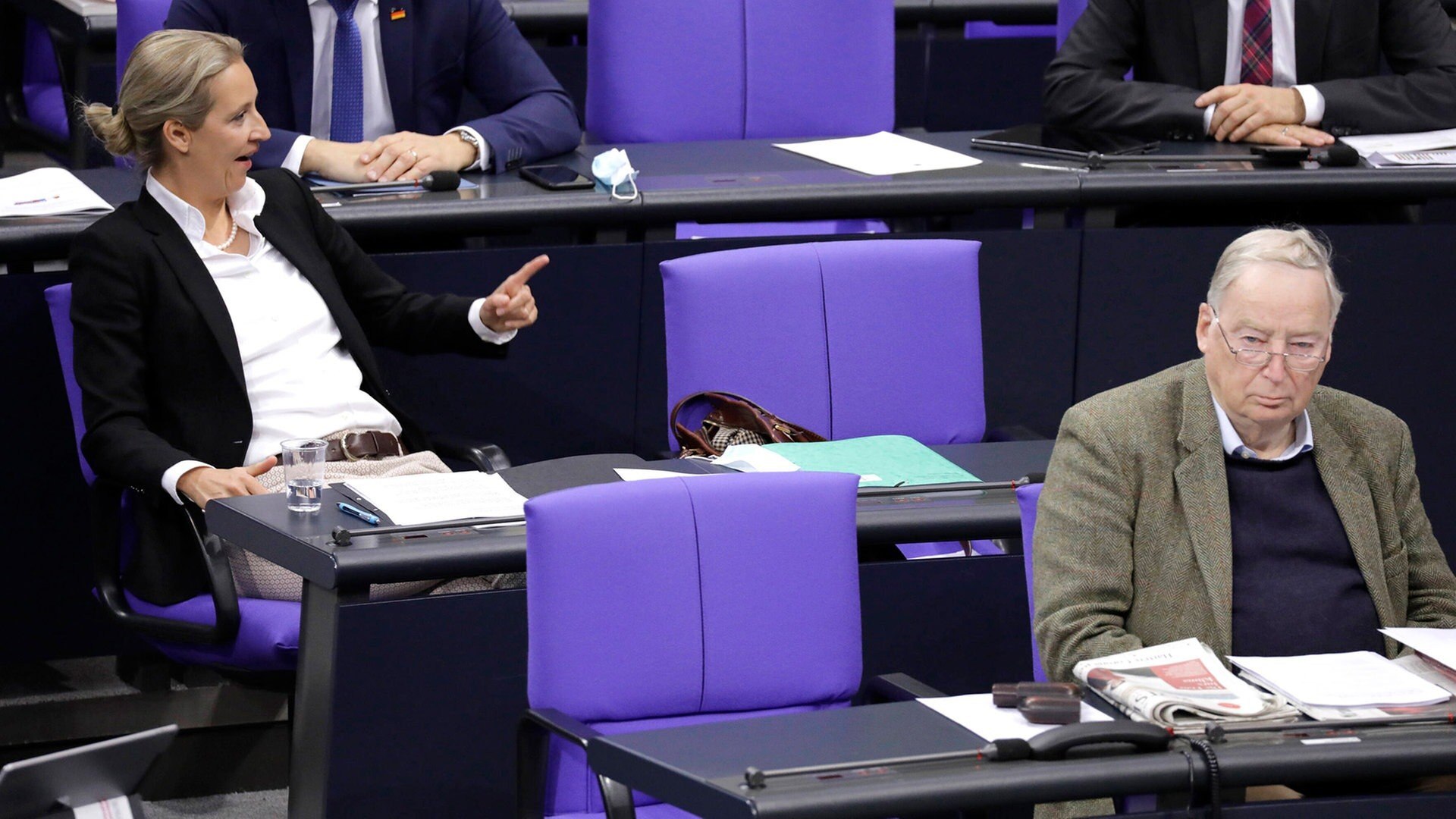 extra 3: AfD-Song: Pöbeln und Stampfen im Bundestag | ARD Mediathek