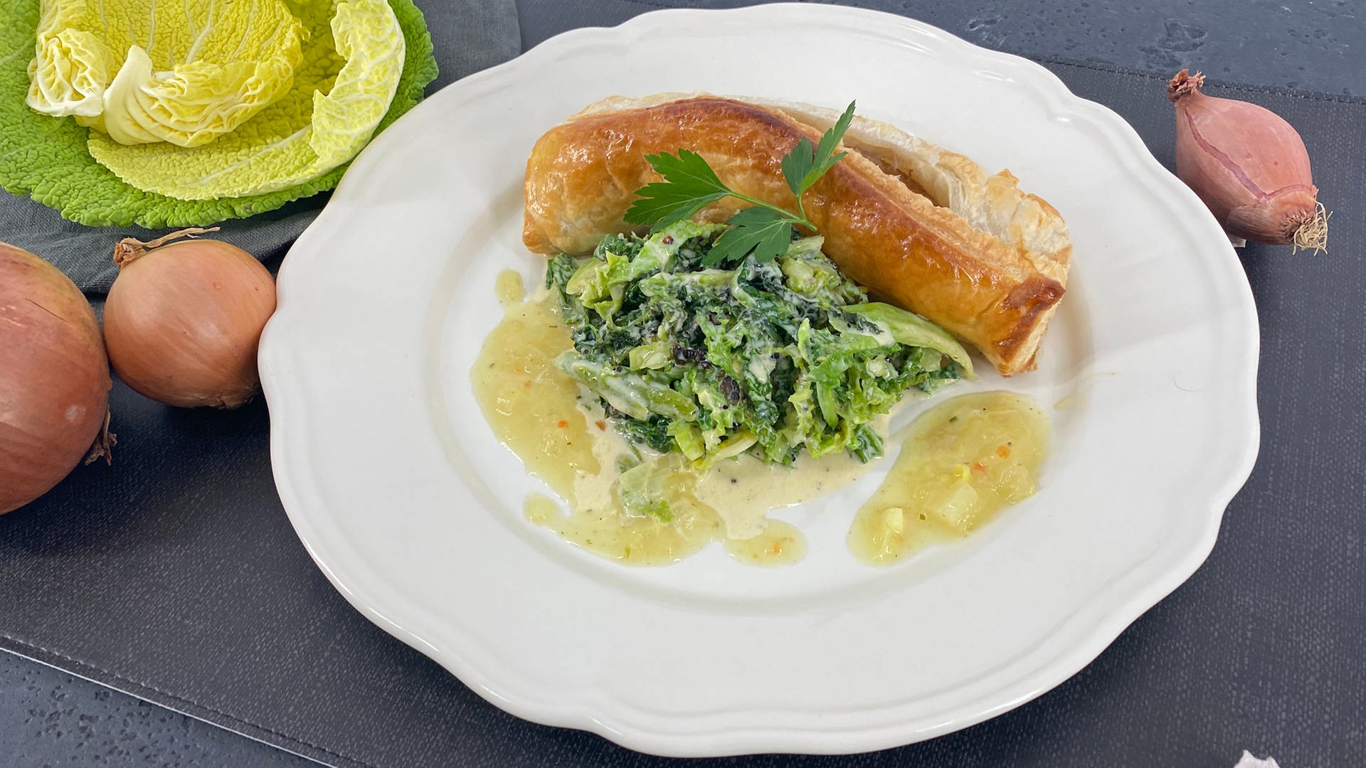 ARD-Buffet: Rezept: Bratwurst im Blätterteig mit Wirsing | ARD Mediathek ARD-Buffet: Rezept: Bratwurst im Blätterteig mit Wirsing | ARD Mediathek