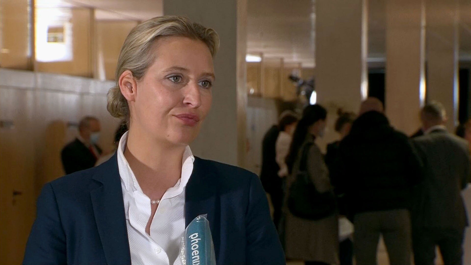phoenix vor ort: Landtagswahlen: Interview mit Alice Weidel | ARD Mediathek