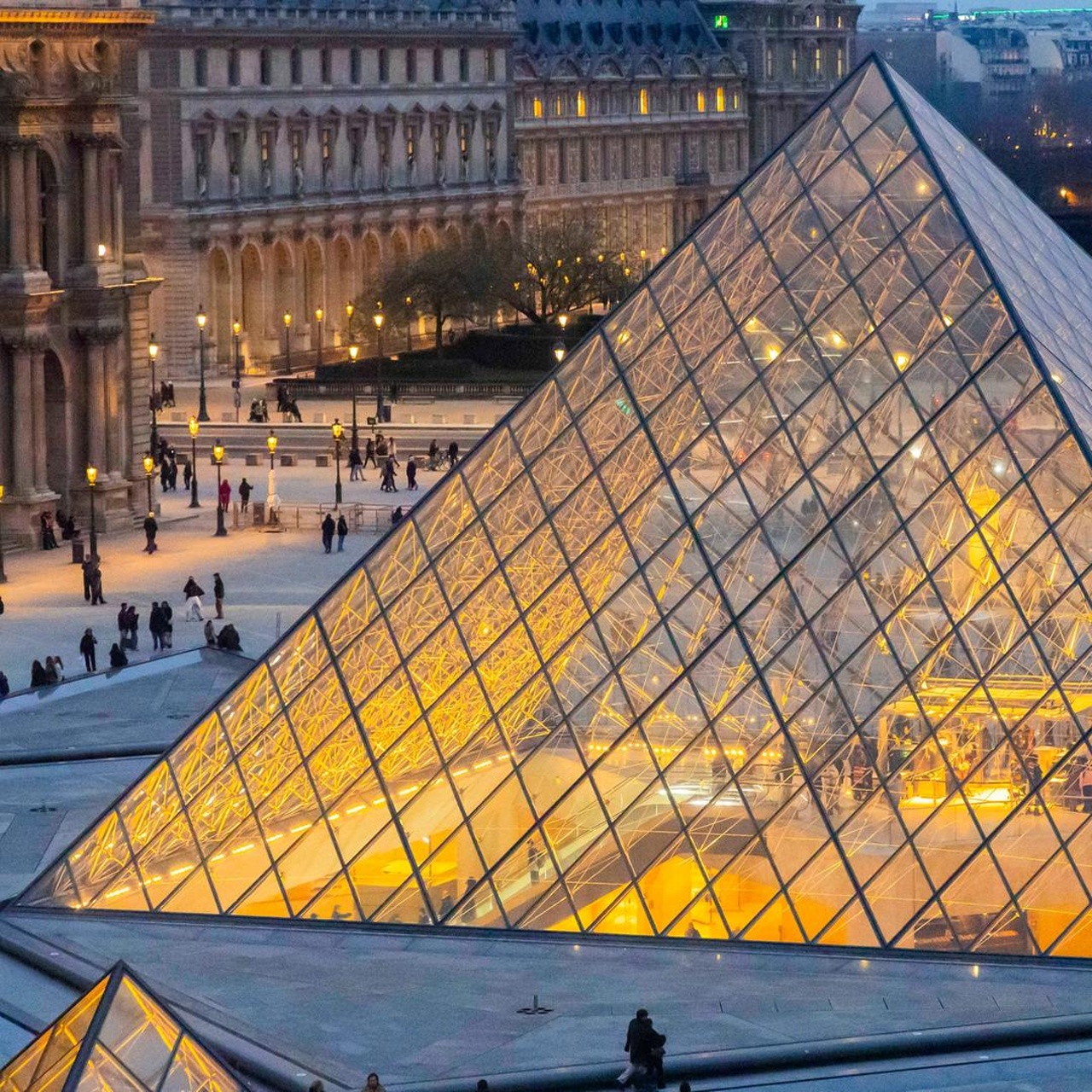 Kurz und Heute · Paris – Protest gegen Arbeitsbedingungen: Im Louvre ...