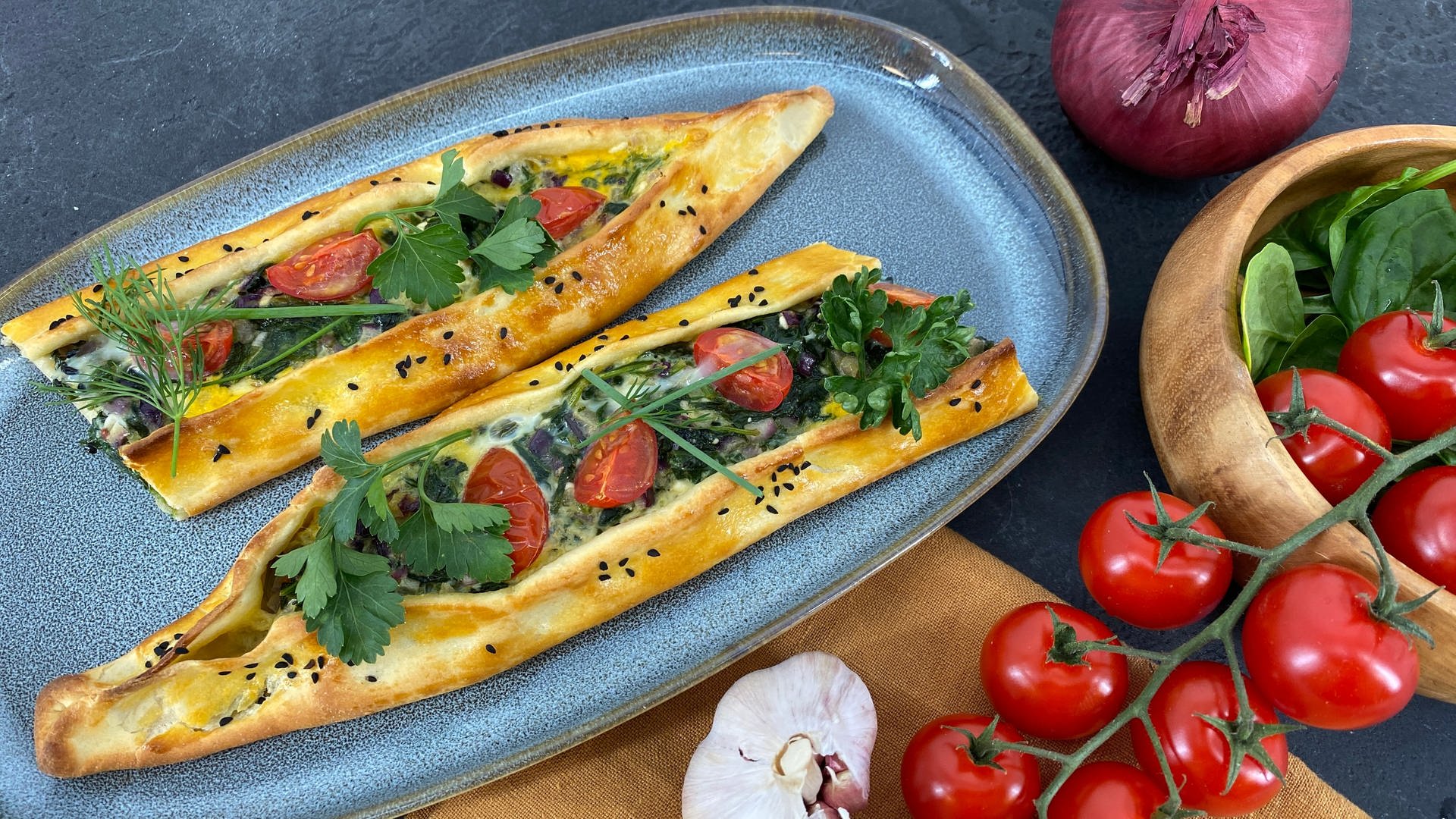 Kaffee oder Tee: Rezept: Pide mit Spinat und Tomaten | ARD Mediathek Kaffee oder Tee: Rezept: Pide mit Spinat und Tomaten | ARD Mediathek