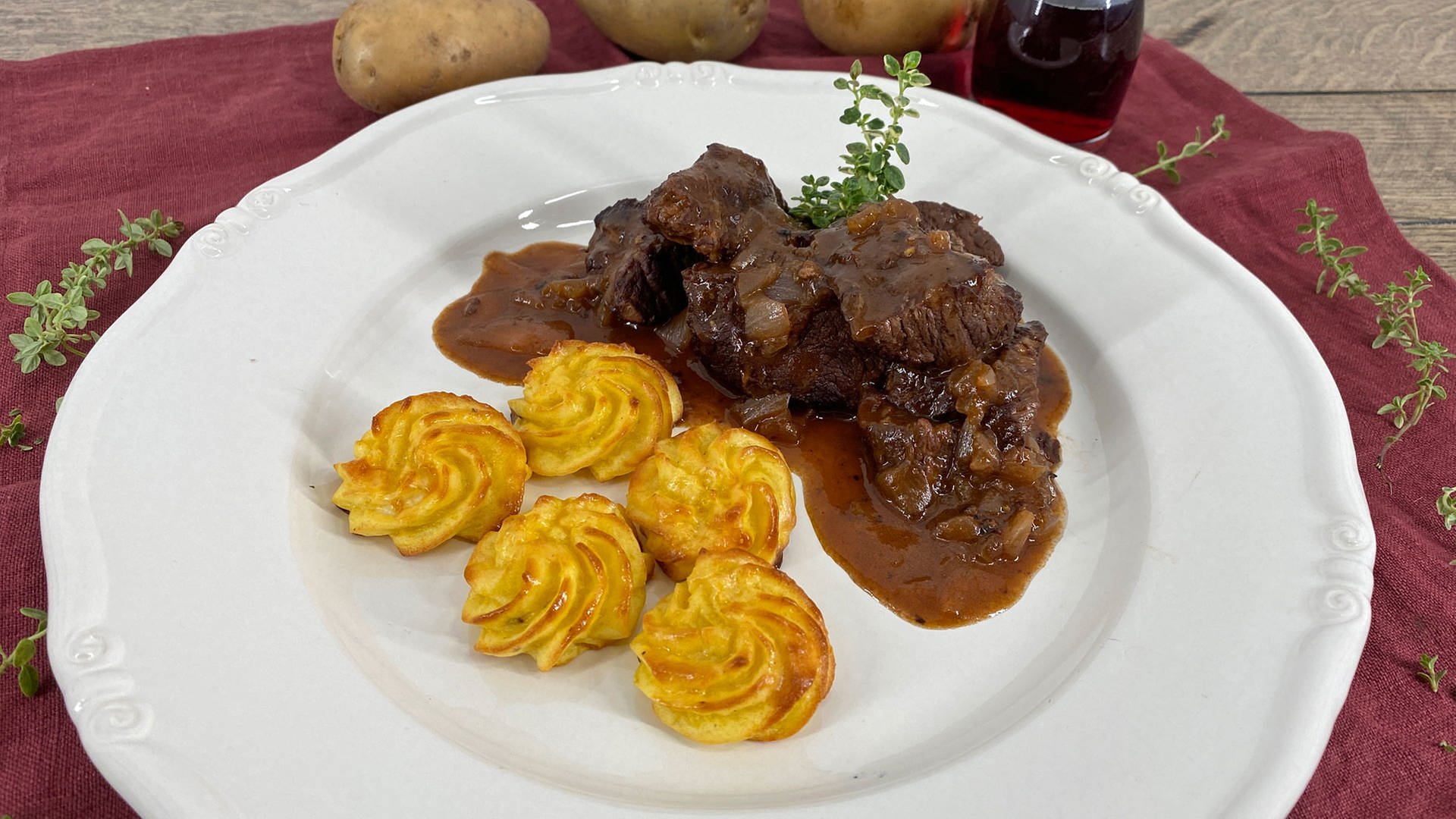ARD-Buffet: Rezept: Rindergulasch mit Herzoginkartoffeln | ARD Mediathek