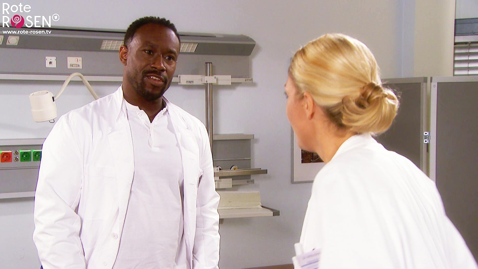 Rote Rosen: Zeitreise: Die erste Szene von Jerry Kwarteng als Dr ...