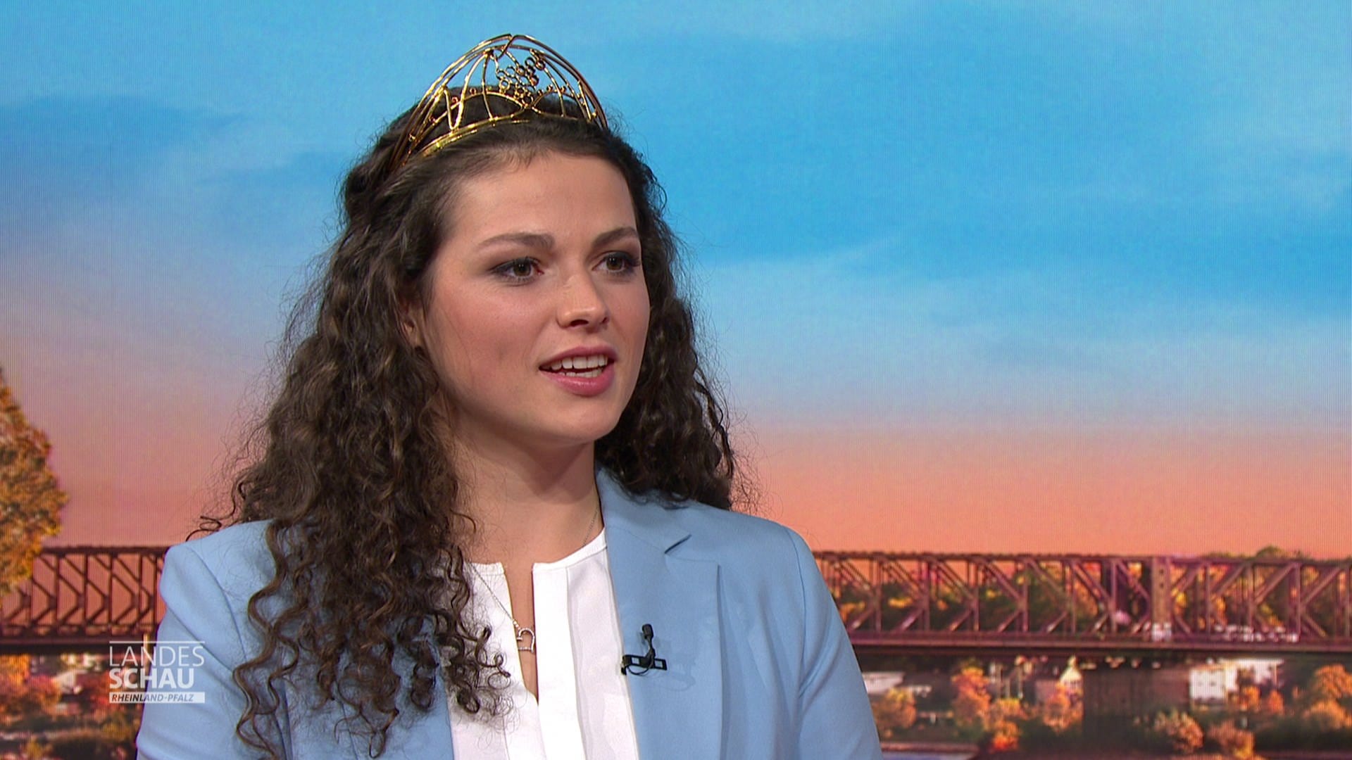 Landesschau Rheinland-Pfalz: Deutsche Weinkönigin Katrin Lang: Von Jury ...