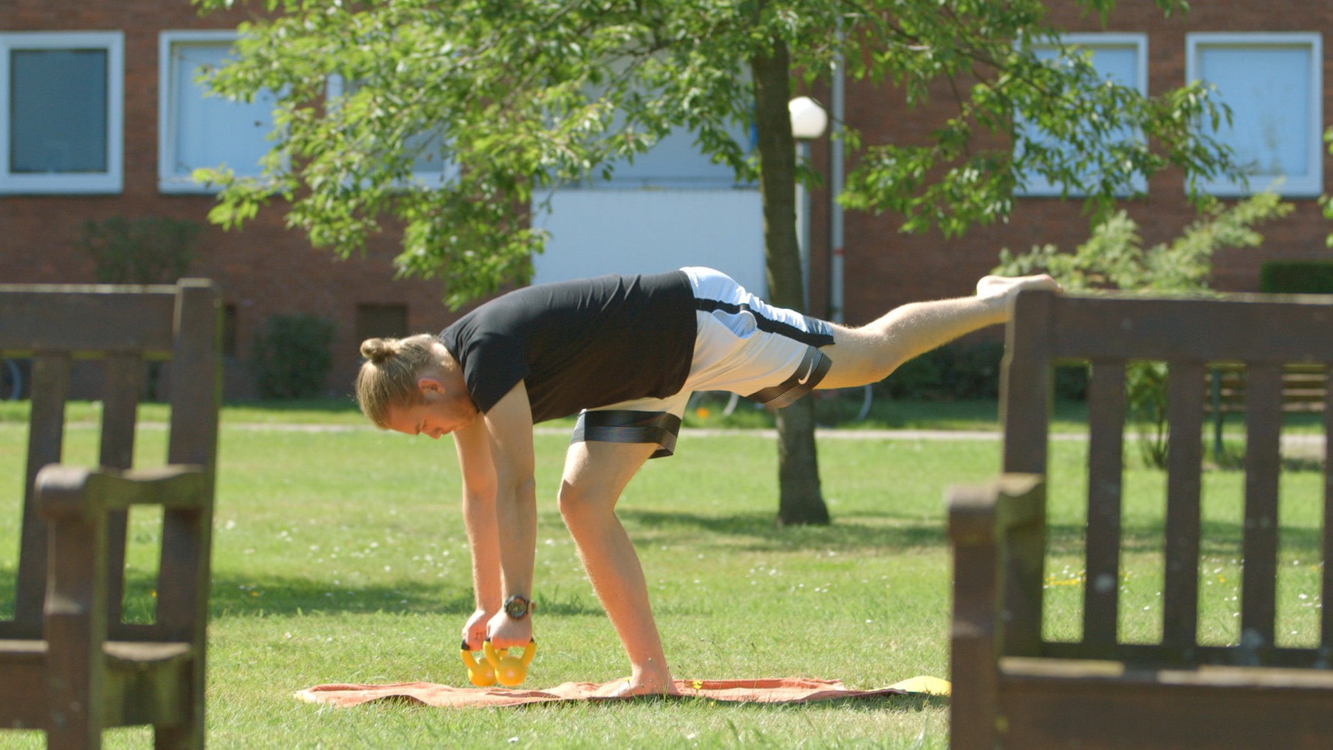 Die Bewegungs-Docs: ISG-Blockade: Fünf Übungen gegen Rückenschmerzen ...