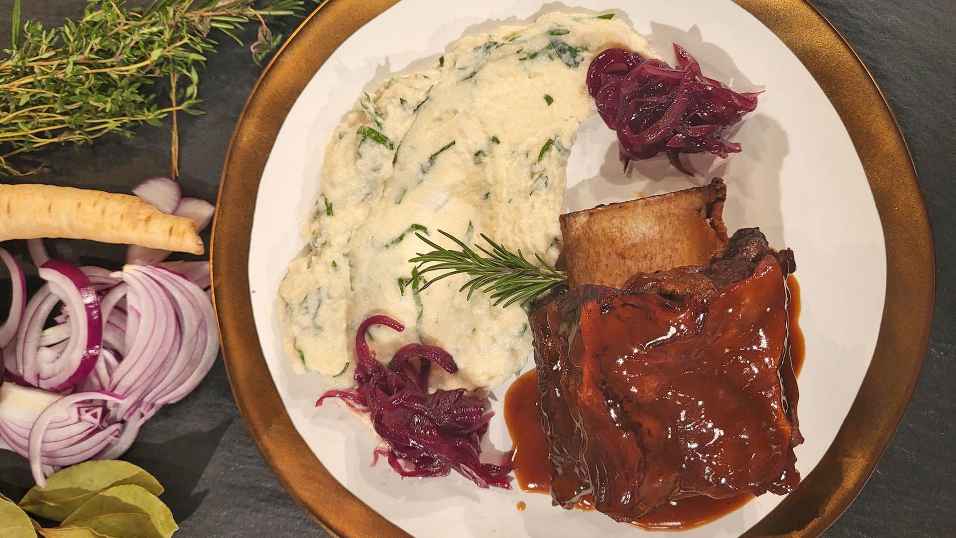 ARD-Buffet: Rezept: Geschmorte Rinderrippen mit Portweinzwiebeln | ARD ...