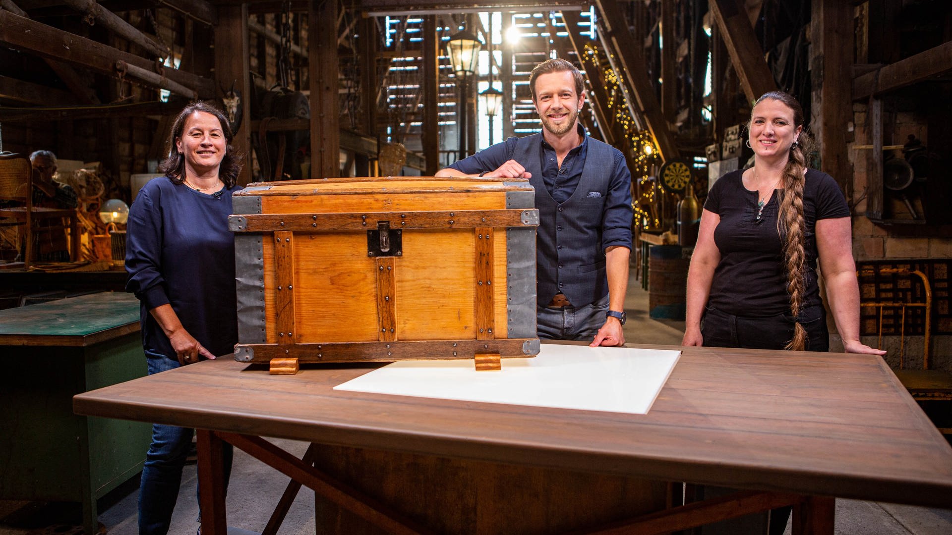 Die Scheune: Wir restaurieren eine Armbanduhr, einen Musikschrank und ...