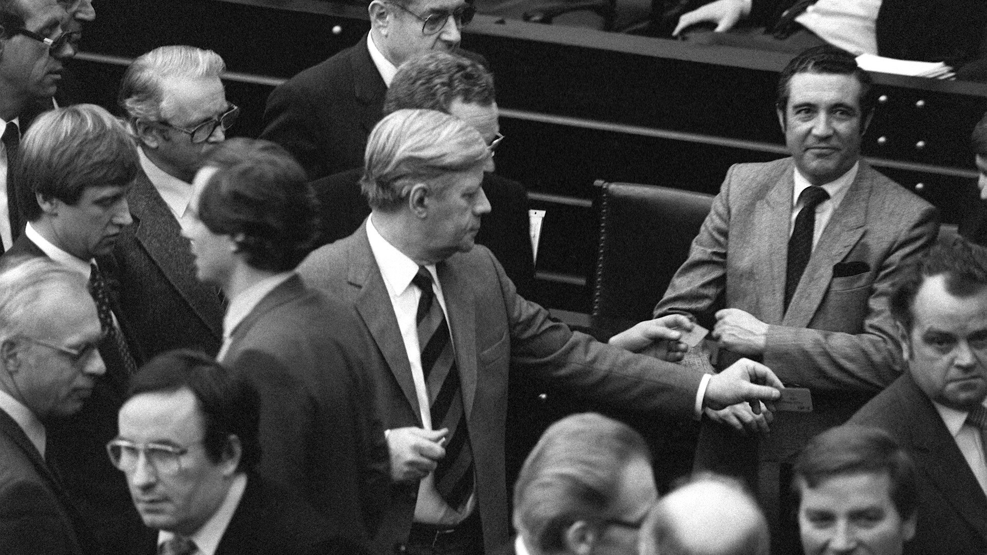 Dokumentationen: Vertrauensfrage im Bundestag (17.12.82) | ARD Mediathek