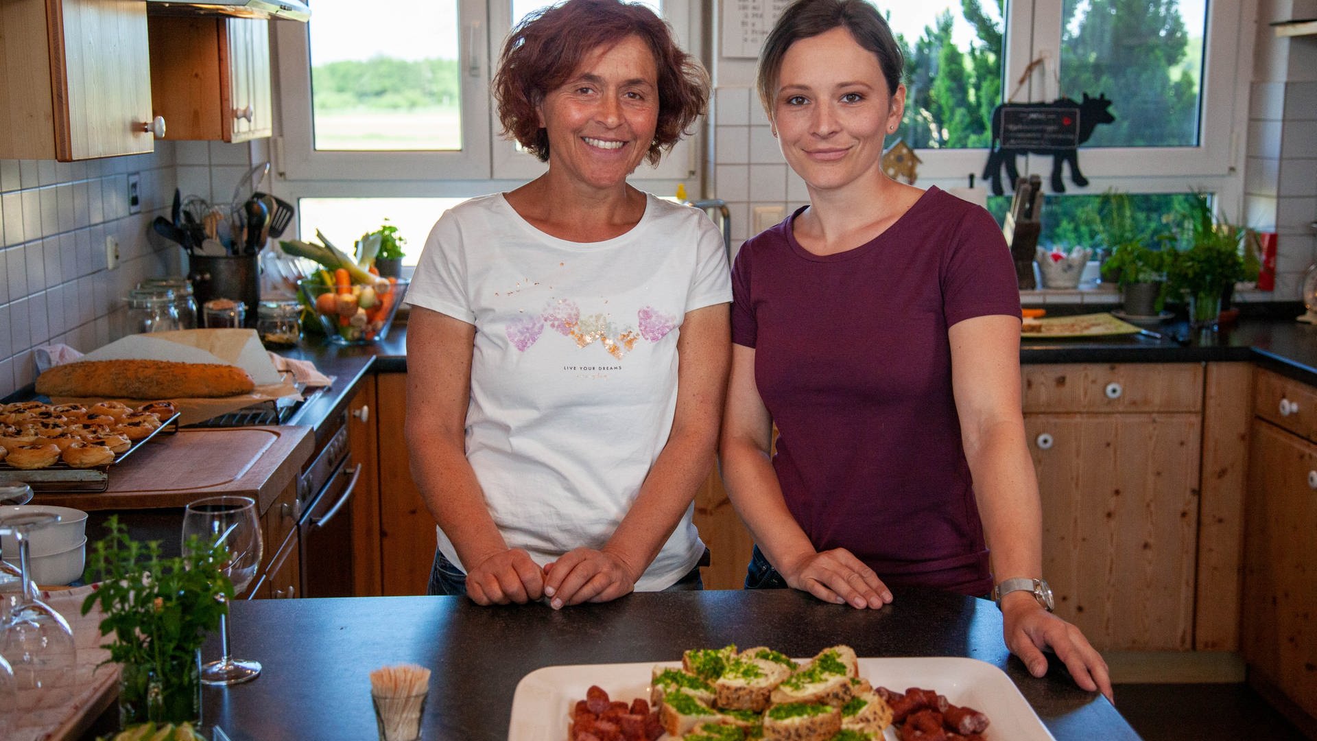 Lecker aufs Land: Auf dem Biomilchbetrieb von Elke Haas (S13/E01) | ARD Mediathek