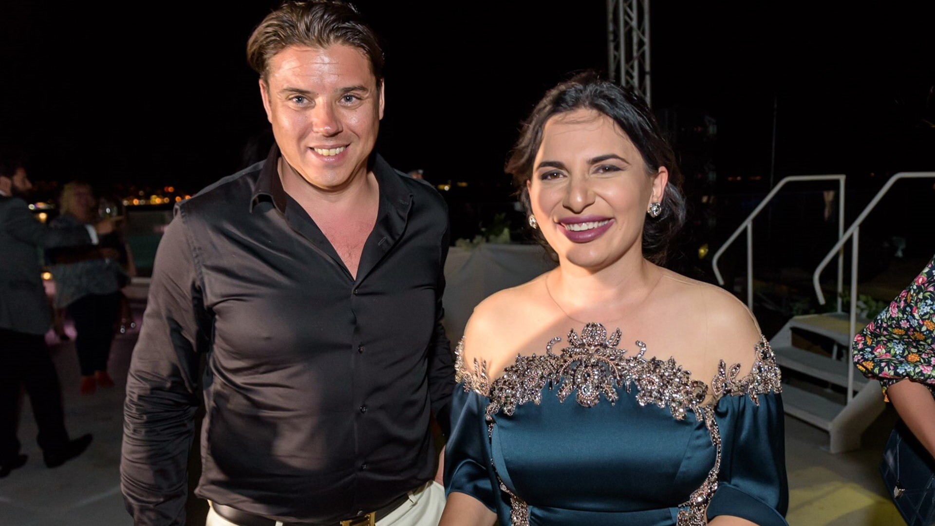 Die Kryptoqueen: Folge 3: Abgetaucht (S01/E03) | ARD Mediathek