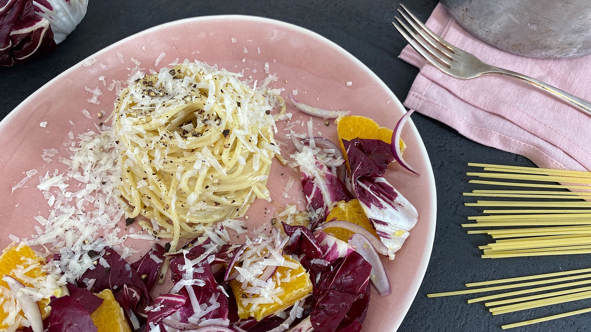 Kaffee oder Tee: Rezept: Spaghetti mit Pfeffer und Radicchio-Salat ... Kaffee oder Tee: Rezept: Spaghetti mit Pfeffer und Radicchio-Salat ...