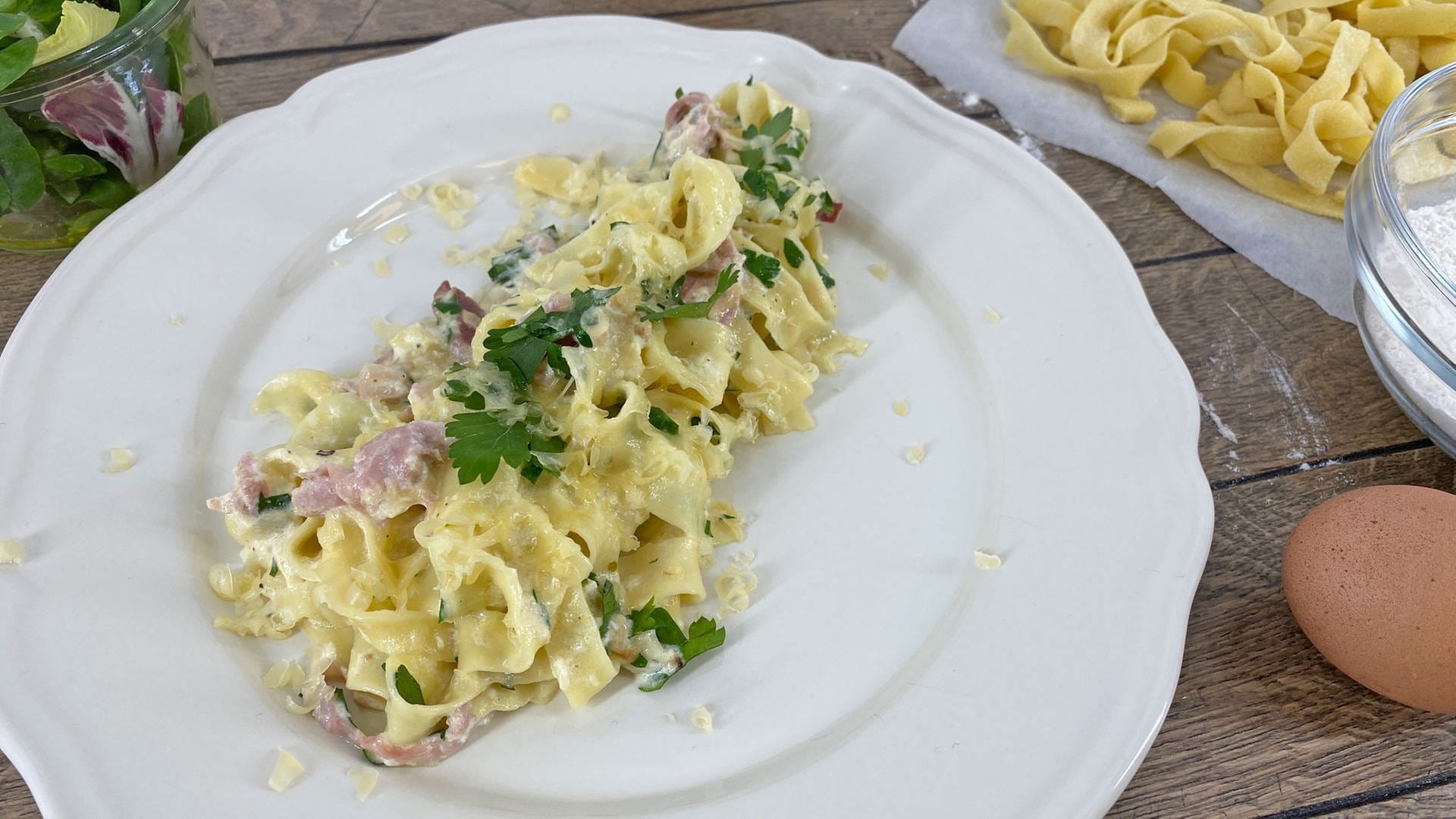 ARD-Buffet: Rezept: Schinkennudeln mit Salat | ARD Mediathek