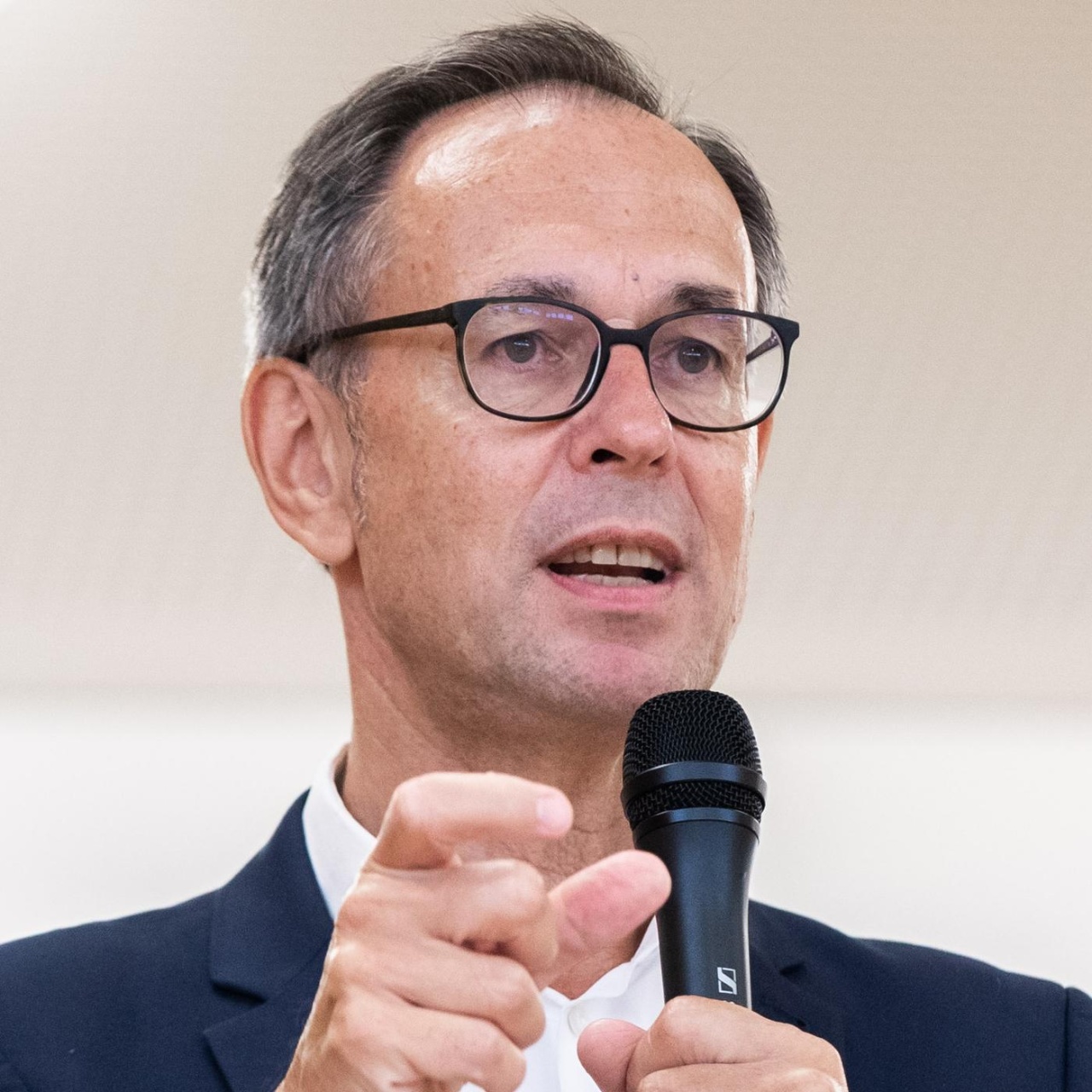 Aktuelle Interviews · Extremismusforscher Prof. Dr. Andreas Zick über ...