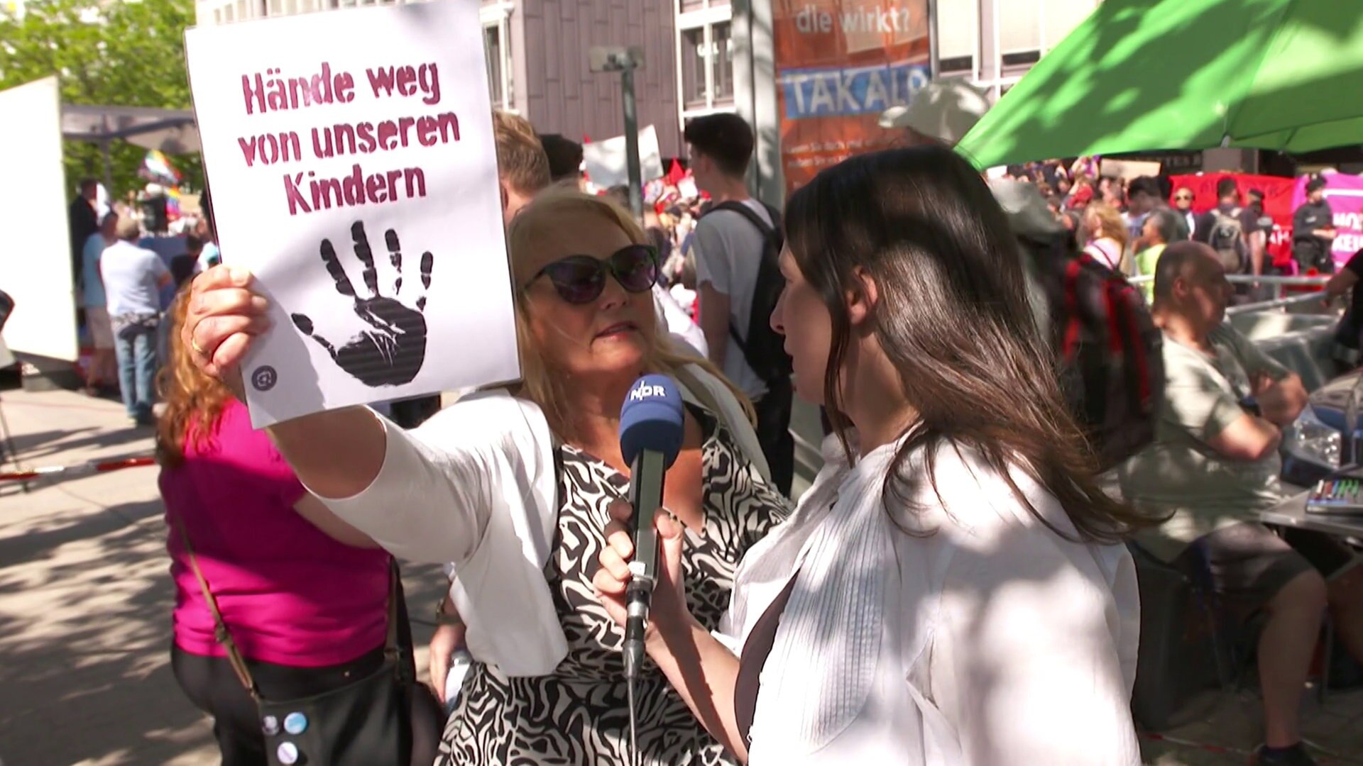 extra 3: Caro Korneli bei AfD-Demo gegen 'Genderpropaganda' | ARD Mediathek