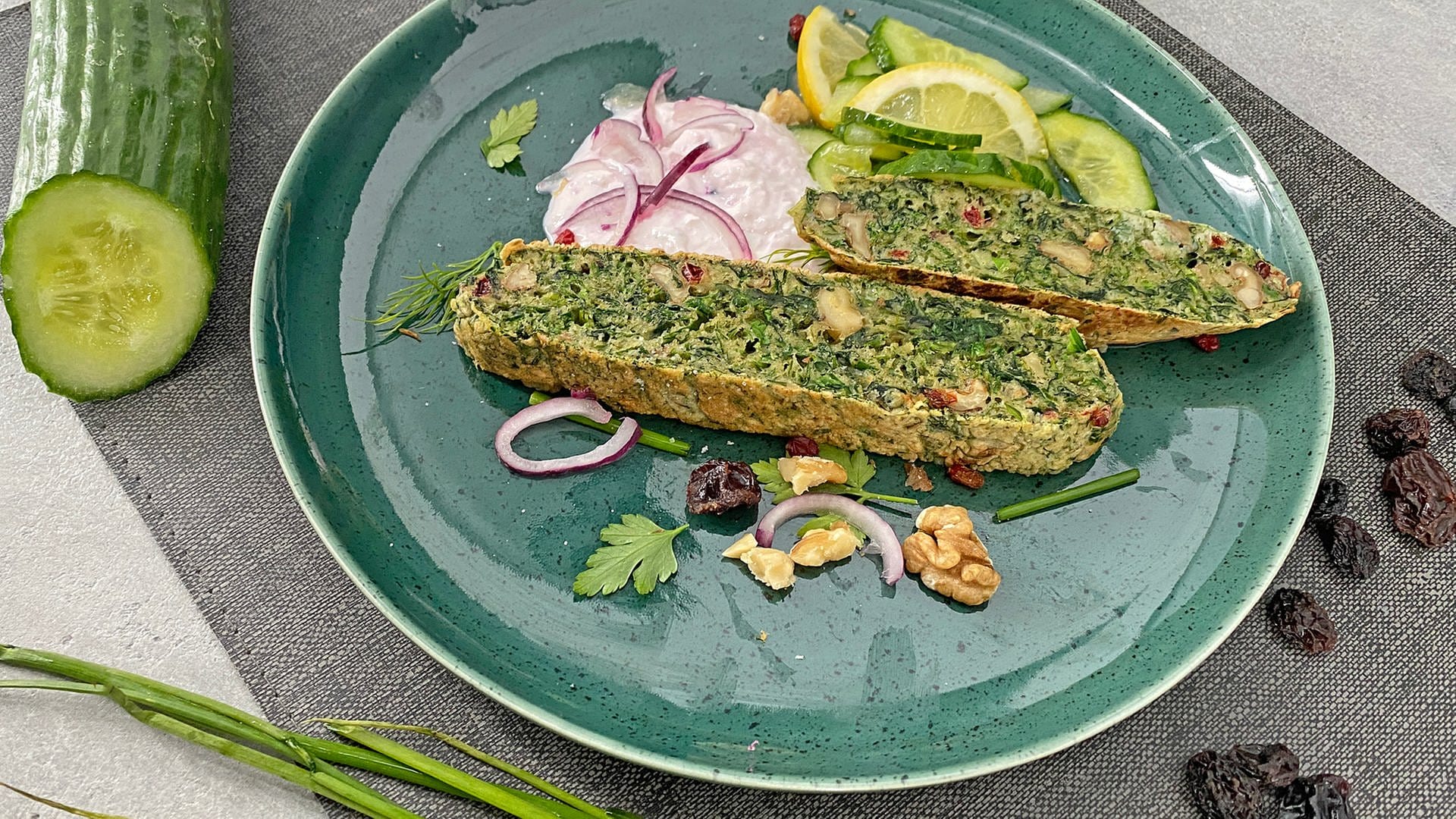 ARD-Buffet: Rezept: Persischer Kräuterkuchen mit Gurkensalat | ARD ...