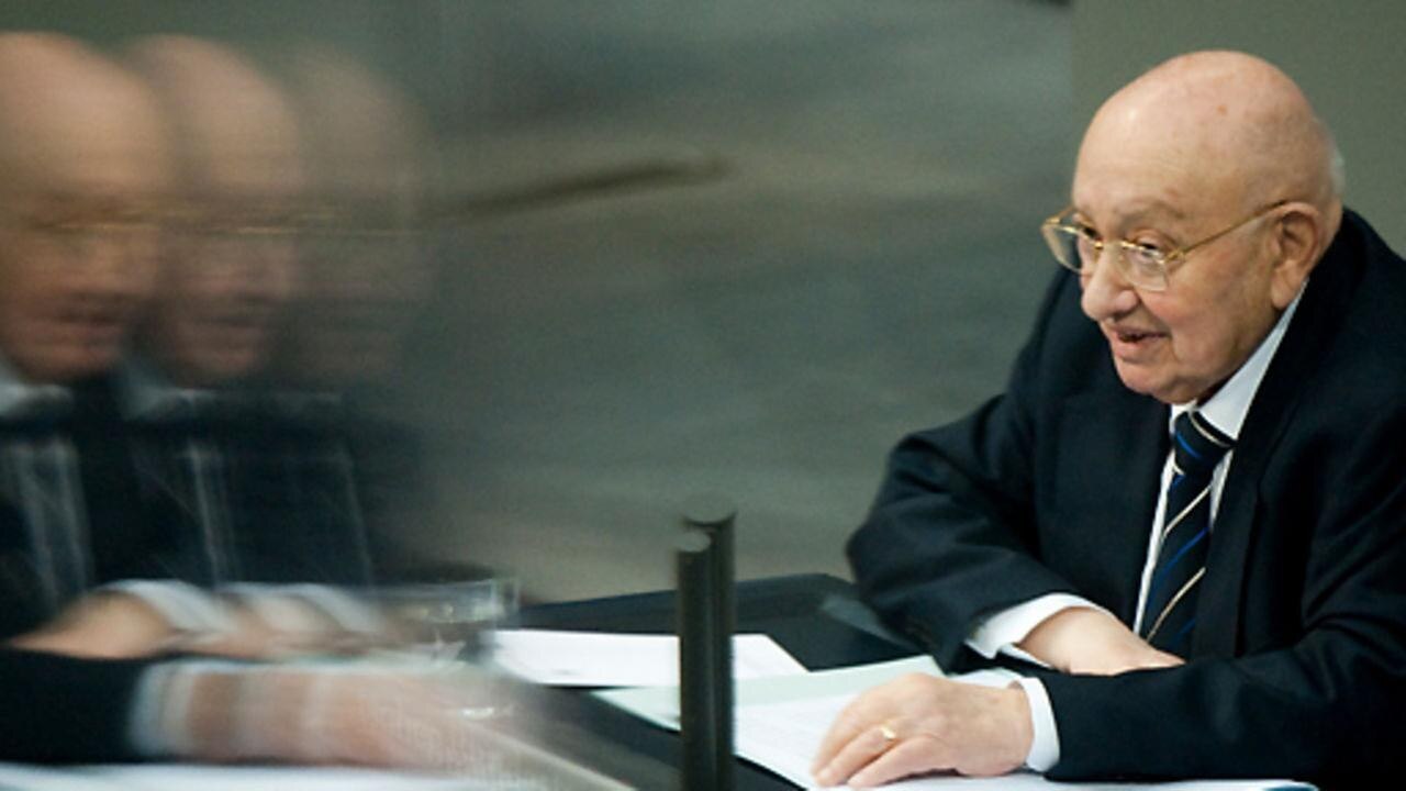 ARD History: Reich-Ranickis Rede - Gedenkstunde für die Opfer des ...