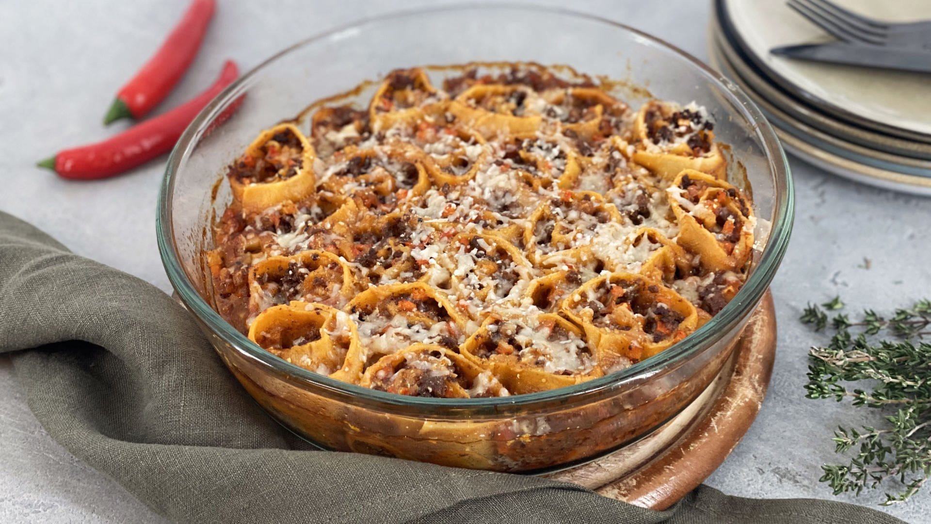 ARD-Buffet: Rezept: Nudelschnecken mit Hackfleisch | ARD Mediathek