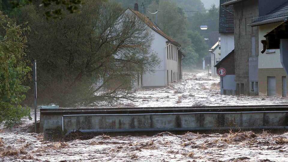 Planet Wissen Starkregen Und Flutwellen Was Tun Bei Hochwasser