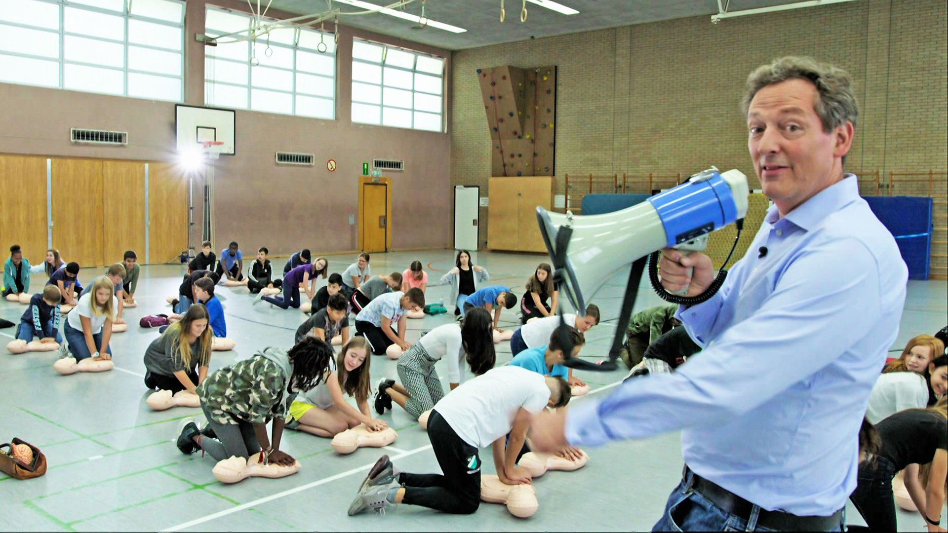 Quarks: Wie geht Herzdruckmassage? | ARD Mediathek