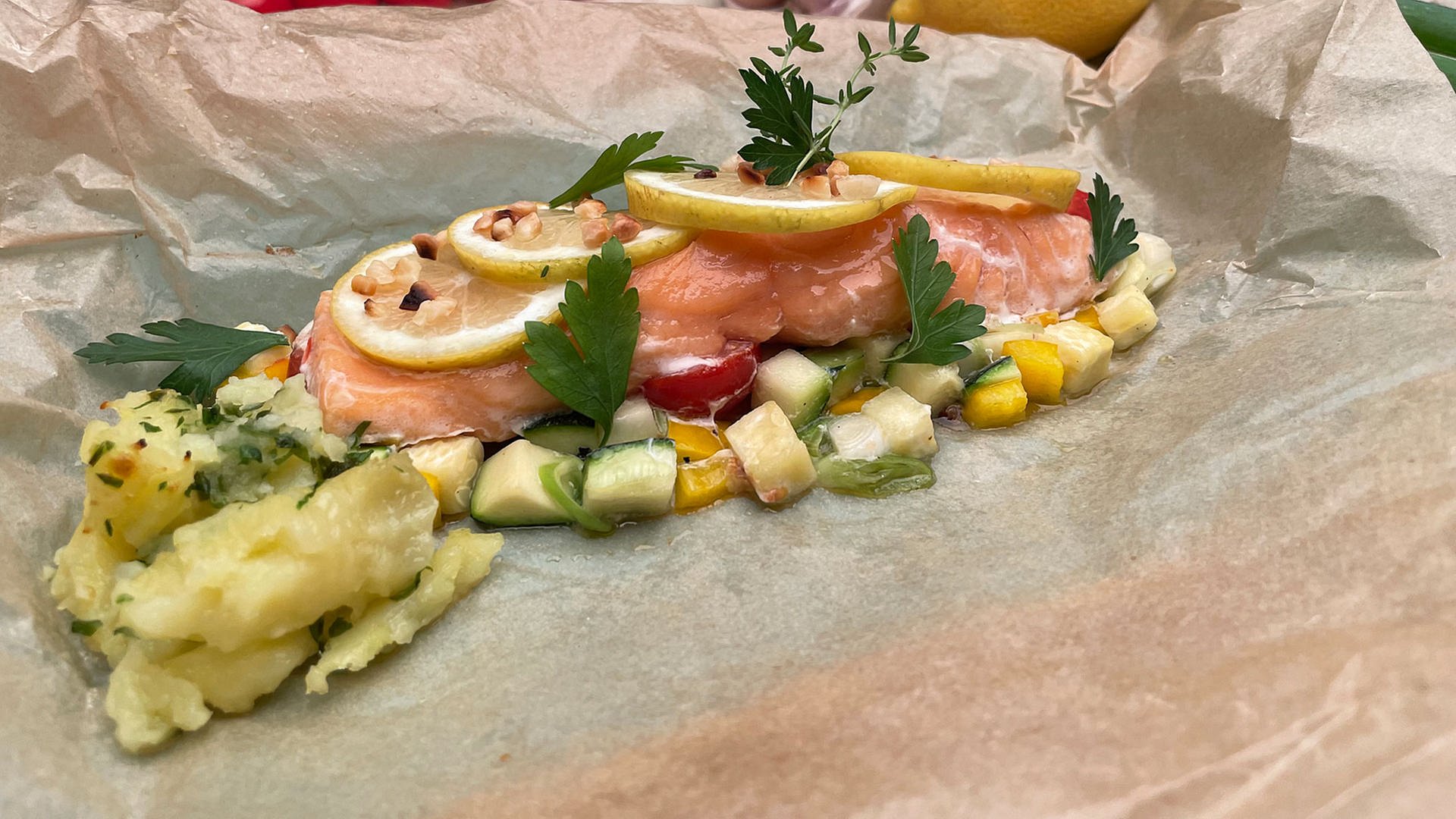 Kaffee oder Tee: Rezept: Lachs im Pergament mit Tomaten und Zucchini ... Kaffee oder Tee: Rezept: Lachs im Pergament mit Tomaten und Zucchini ...